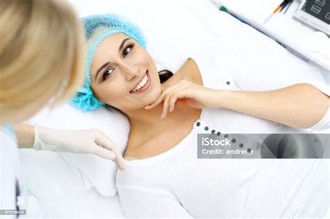 전문 미용사 빛 의료 배경 브러시 근접 촬영으로 환자의 얼굴을 만지지에서 화장품 절차를 하 고 있다 화장품 편차 건강관리와 의술에 대한 스톡 사진 및 기타 이미지 Istock