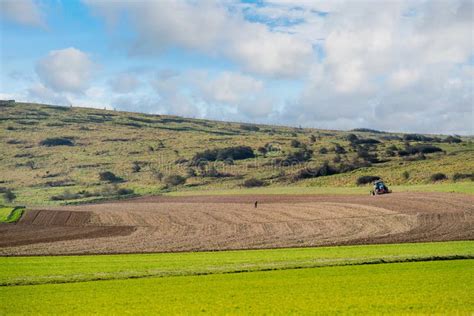 Agricultor E O Seu Trator Que Arava Os Campos Antes Da Sementeira Foto