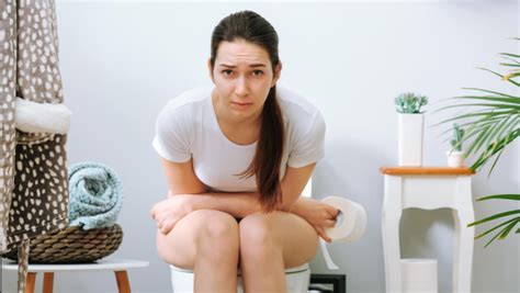 मल में झाग आना इन 3 गंभीर बीमारियों का है संकेत Foamy Stool Caues In