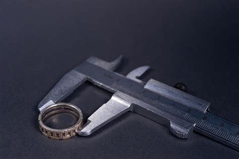 빈티지 스틸 캘리퍼스 측정 스털링 실버 남성 링 근접 촬영 링에 초점을 맞추고 있습니다 아주 좋은 상태에 있는 공구 흐린 회색 배경에 스톡 사진 0명에 대한 스톡 사진 및