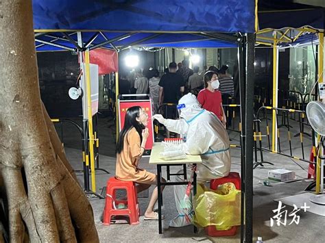 直击现场 越秀、白云两区开展全区核酸检测：居民排队数百米做核酸工作广州防控