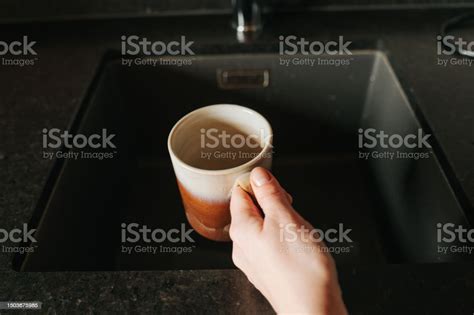 머그잔 세척 하우스키핑 및 설거지 손은 검은 싱크대 위에 세라믹 머그잔을 씻습니다 가사 집안일에 대한 스톡 사진 및 기타 이미지