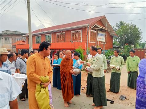 ကွန်ဟိန်းမြို့၌ မြို့နယ်လုံးကျွတ် ဆွမ်းဆန်စိမ်း လောင်းလှူပွဲ စည်ကားသိုက