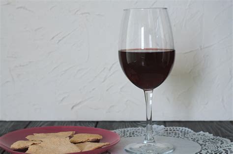 마른 레드 와인 한 잔과 접시에 누룩이 없는 빵 주의 만찬을 축하한다 갈색에 대한 스톡 사진 및 기타 이미지 갈색 검은색