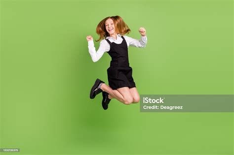 전체 길이의 몸 크기 보기 의 사랑스러운 쾌활 한 재미 소녀 점프 데 재미 좋은 분위기 고립 된 녹색 색상 배경 교복에 대한 스톡 사진 및 기타 이미지 Istock
