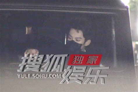 独家王鹤棣工作到深夜元气满满 自驾车带助理离开 搜狐大视野 搜狐新闻