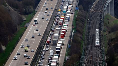 Volker Wissing Was Die Zahlen Für Den Bau Von Straßen Und Schienen Bedeuten Der Spiegel