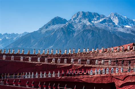 제이드 드래곤 스노우 마운틴에 대한 리장 의 인상은 전통과 라이프 스타일 지역 민족을 보여주는 공연입니다 중국 윈난 리장 2019년 12월 6일 Theatrical