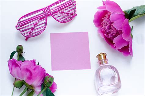 할 일 목록 천년 핑크 여자 기분 모란 꽃 병 향수 고리 버들 세공 밀 짚 핸드백 평면 인사말 메시지 크리에이 티브 레이아웃 복사 공간 흰색 배경 개념을 하다 어머니의 날