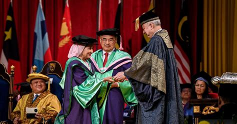 Ali Rustam Raja Puan Muda Of Perlis Receive Doctorate Degree At Um