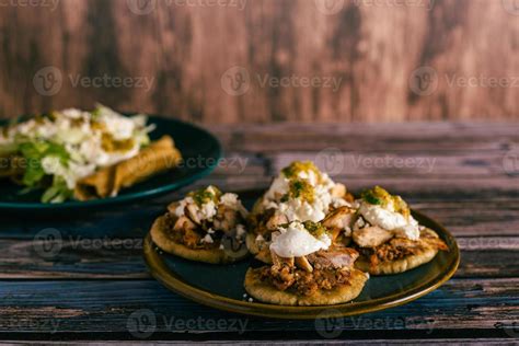 Sopitos Plato Típico Mexicano En Mesa De Madera Sopes Botana