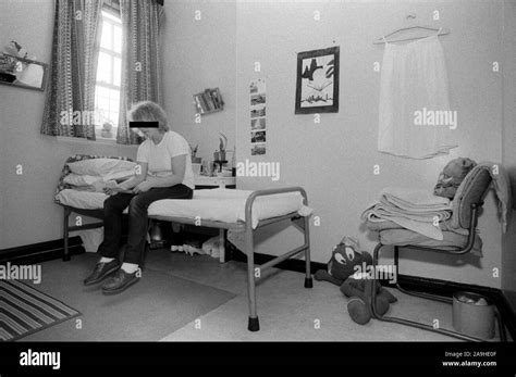 Femme dans la cellule de prison UK s Prisonnière détenue dans sa propre chambre assise sur