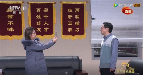 马丽春晚演小品鞋跟意外掉了！揣兜里继续完成表演新浪图片