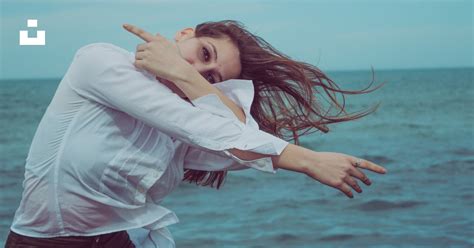 흰 블라우스를 입고 있는 여자 사진 Unsplash의 무료 사람의 이미지