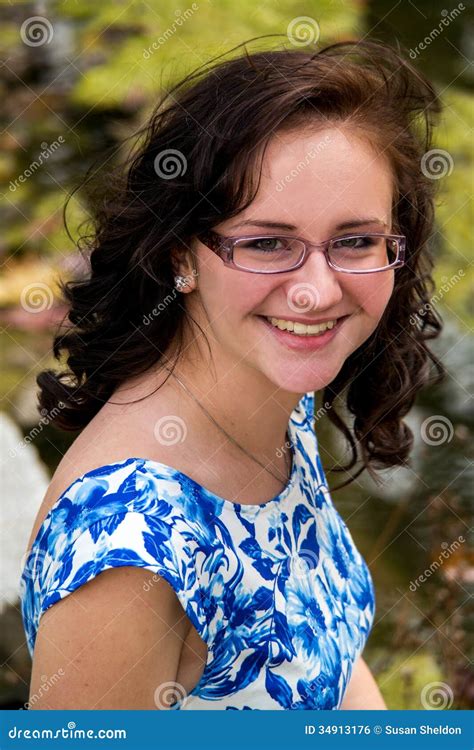 Het Mooie Meisje Van De Tienerleeftijd Stock Foto Image Of Jong Brunette