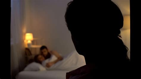 Betrogene Ehefrau erklärt warum sie Fremdgehen ihres Mannes akzeptiert