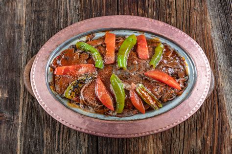 전통적인 터키 Doner 케밥 Iskender 라고도입니다 Iskender 케밥 입니다 나무 테이블 배경에 터키 스타일