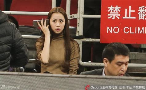 京辽大战 孙悦娇妻陈露现身赛场新浪图片