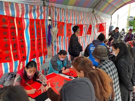 龍鳳呈祥迎新春 名家揮毫八德區免費贈送春聯