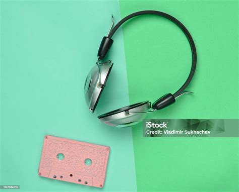 여러 가지 빛깔의 파스텔 종이 배경에 무선 헤드폰 및 오디오 카세트 최소한의 창조적 인 예술 복고풍 진동 뮤지컬 평면도 오디오