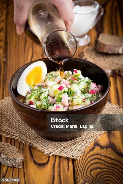 전통적인 여름 크 바스와 함께 러시아 차가운 스프 햄과 야채 Okroshka 오크로시카에 대한 스톡 사진 및 기타 이미지 오크로시카 감자 요리 달걀 Istock
