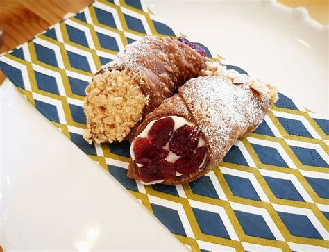 Iamtiramisu아이엠티라미수 이탈리아 시칠리아 지방 전통과자 Cannoli카놀리를 아시나요 영화 에도 시리즈마다 단골 카메오로 출연하기도 한 이 달콤한