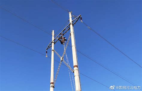 35千伏铺贺线新建线路组立钢杆架设导线 电力管家