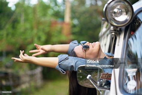 バンの助手席の窓から身を乗り出す気楽な若い女性 1人のストックフォトや画像を多数ご用意 1人 25 29歳 アクティブ