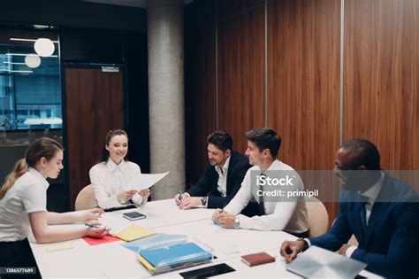 사무실 회의에서 사업가 상사와 비즈니스 팀 사람들 그룹 컨퍼런스 토론은 보스 여성과 테이블에 앉아 20 24세에 대한 스톡 사진 및 기타 이미지 Istock
