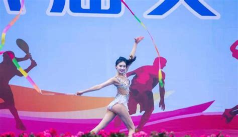 体操女神舒思瑶更新美照，寒风中穿体操服表演，真敬业！ 搜狐大视野 搜狐新闻