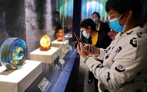 河北秦皇岛：走进博物馆 感受玻璃文化 人民图片网