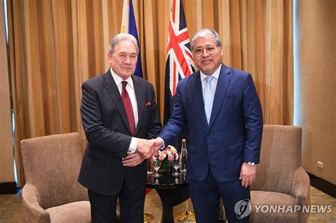 악수하는 뉴질랜드·필리핀 외교장관 연합뉴스