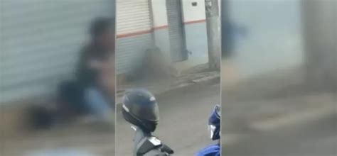 Vídeo mostra casal fazendo sexo em plena luz do dia em avenida e sendo