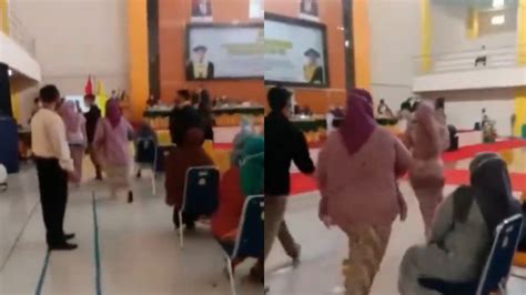 Foto Viral Video Mahasiswi Korban Pelecehan Dosen Dicoret Ikut Yudisium
