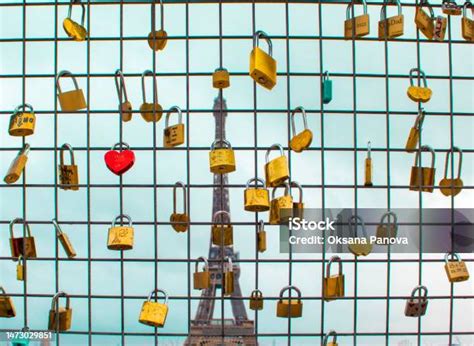 프랑스 파리 2022년 10월 13일 프랑스 파리의 에펠탑을 배경으로 한 성 관광 명소 관광지 영원한 사랑의 상징으로 여러 가지 빛깔의 자물쇠 강에 대한 스톡 사진 및 기타