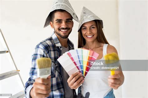 매력적인 아름 다운 커플 새로운 가정 그림에 대 한 준비 2명에 대한 스톡 사진 및 기타 이미지 2명 가정 생활 가정의 방 Istock
