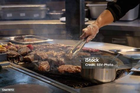 레스토랑에서 요리하는 것은 그릴에 다양한 종류의 고기를 준비합니다 번철에 대한 스톡 사진 및 기타 이미지 번철 소고기 굽기 Istock