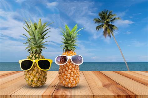 열 대 풍경 패션 Hipster 파인애플 밝은 여름 색 선글라스 매력적인 파인애플 창조적인 예술 개념의 부부와 함께 열 대 과일 나무 테이블에 파인애플 개념에 대한 스톡