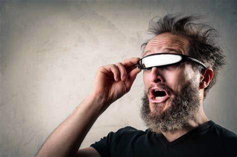 Vr眼镜概念图片 男子带着vr眼镜露出惊讶的表情素材 高清图片 摄影照片 寻图免费打包下载