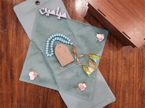 پک نفیس جانماز و تسبیح 😍 جانماز مخمل گلدوزی شده و تسبیح کریستالی 33تایی بهمراه باکس چوبی جذاب