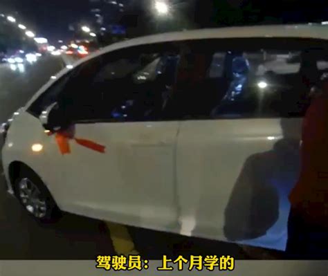 “老司机”喜提新车第一天就挂彩：误踩油门撞公交后又撞护栏