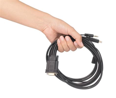 검은색 Dvi Hdmi 디지털 포트 변환기 또는 흰색 배경에 격리된 어댑터를 들고 있는 손 프리미엄 사진