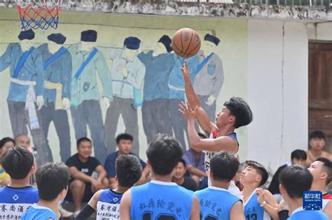 全民健身——大山里的暑假篮球赛东方体育
