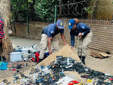 Metro Police Remove Illegal Traders From Roadside