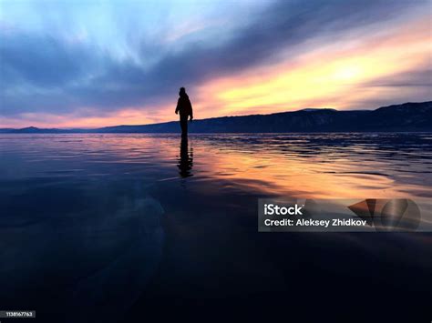 소녀는 저녁에 물 위를 걷는다 카 르 파티 안 러시아 유럽 바이칼 호수 건강한 생활방식에 대한 스톡 사진 및 기타 이미지 건강한 생활방식 걷기 마우이 Istock