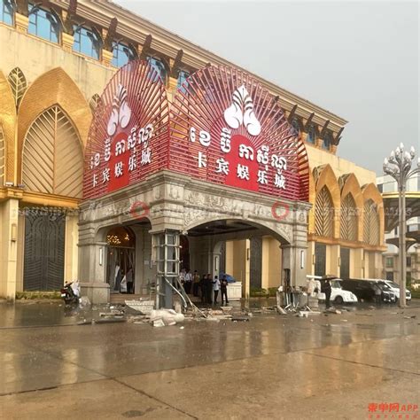 柬埔寨柬单网【柬单网综合报道】据柬媒消息，10月29日下午4点，西港一名男子开着一辆黑色汽车，冲撞中国城“卡宾娱乐城”赌场的大门，导致汽车
