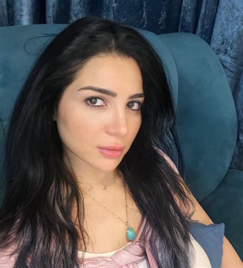 رحيل والدة مي عز الدين والنجوم يساندونها في محنتها برسائل تضامن صادقة