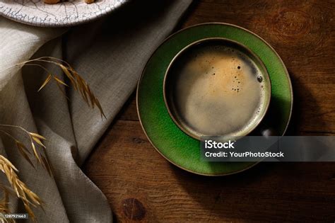 아메리카노 커피 플랫은 이탈리아 아몬드 비스코티 러프 컷 데메라라 설탕 큐브 전체 아라비카 커피 콩과 유기농 지상 커피와 오크 테이블에 누워 0명에 대한 스톡 사진 및 기타