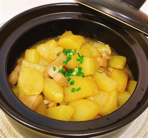怎么吃都不腻的家常菜，土豆烧肉，肥瘦相间的五花肉是首选东方养生频道东方养生