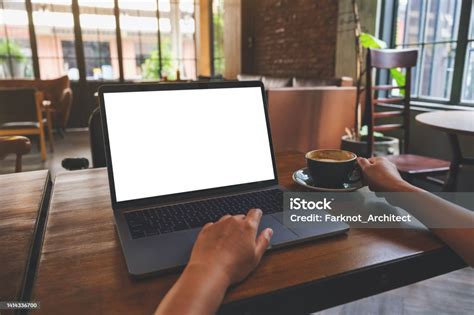 커피를 마시는 동안 빈 흰색 데스크톱 화면으로 노트북을 사용하고 작업하는 여성의 모형 이미지 35 39세에 대한 스톡 사진 및 기타 이미지 Istock